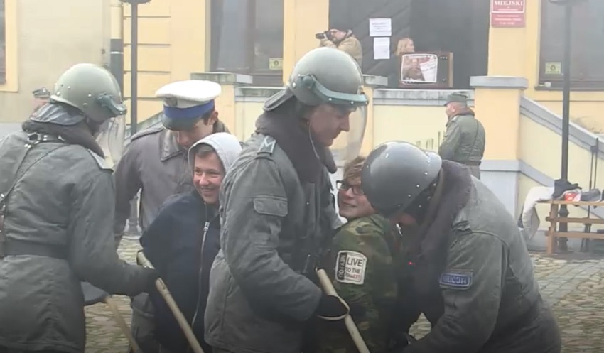 Milicja i ZOMO na ulicach Trzebiatowa... | SuperPortal24 - Powiat Gryficki