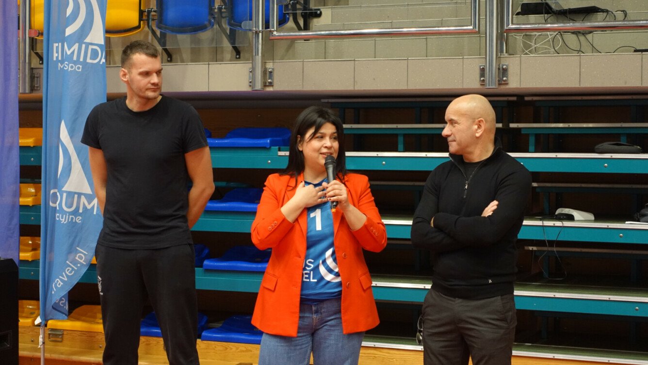 Nagrody dla najlepszych zawodników pierwszej kolejki amatorskiej ligi ...